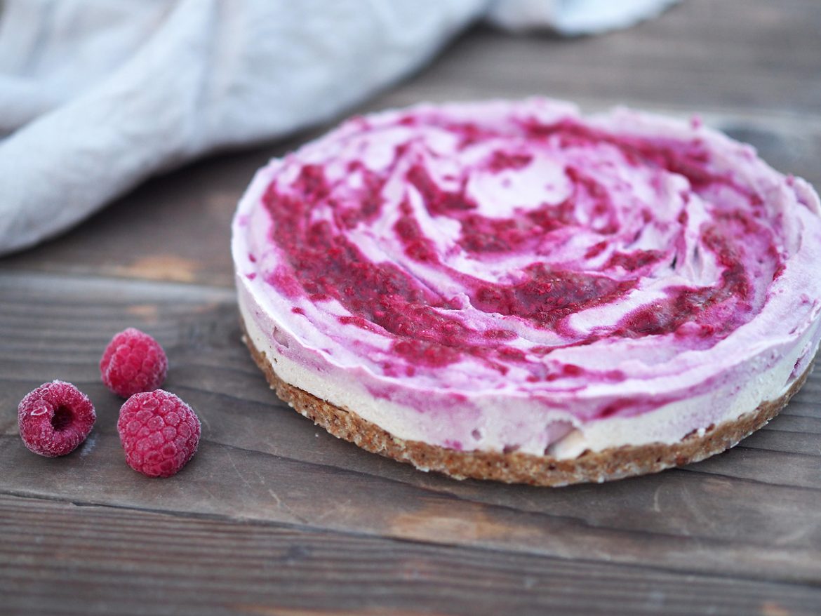 Raw cheesecake med hallon (mjölkfri, vegan, glutenfri ...